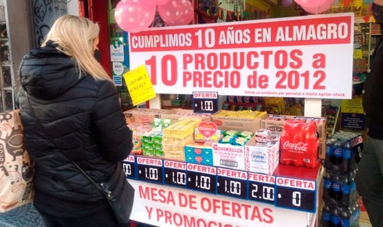 Su kiosco cumple 10 años y lo celebró con precios de 2012 para "que ...